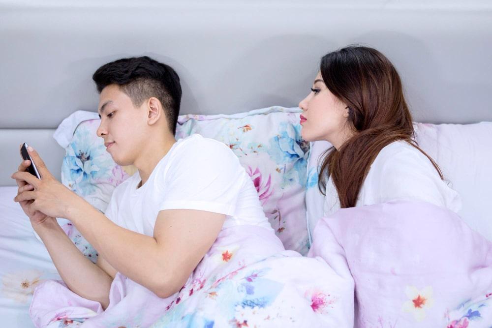 Comment cesser d'être jalouse et soupçonneuse : 12 méthodes