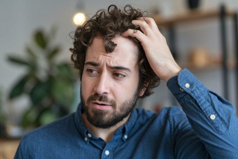 Cuir chevelu qui gratte : causes, solutions et remèdes naturels pour ...